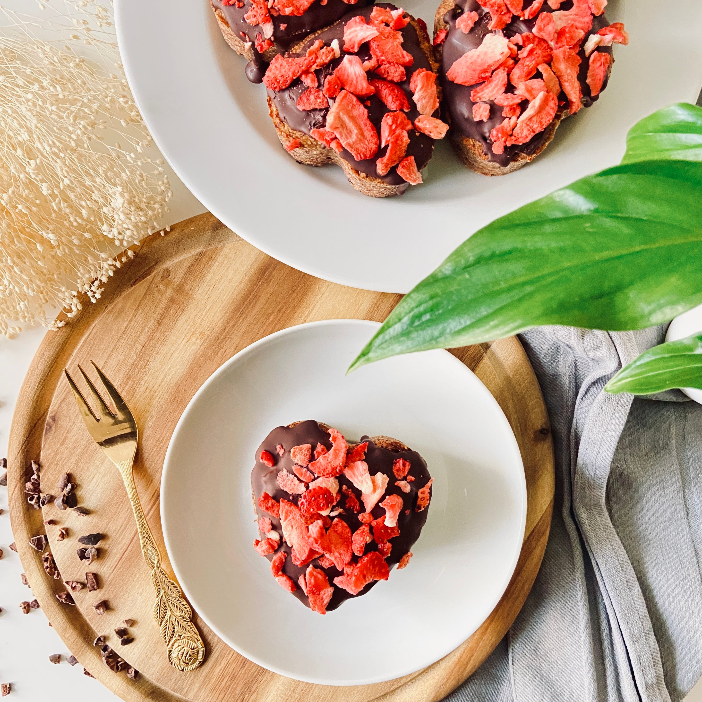 Muffins vegan chocolat-banane avec fraises lyophilisées